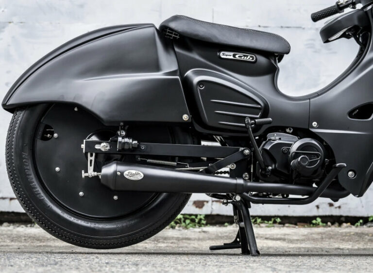 K-SPEED's custom honda cub 'COMBAT' revs with large hooded tires and ...