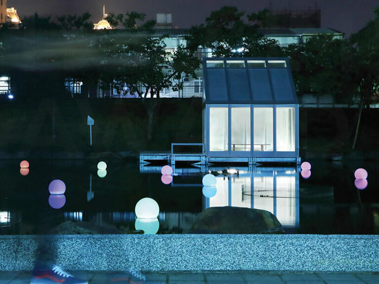 water-filled windows passively insulate buildings using sunlight