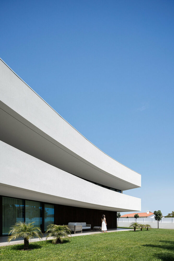 'casa 109' by frari extends horizontally in a sweeping motion