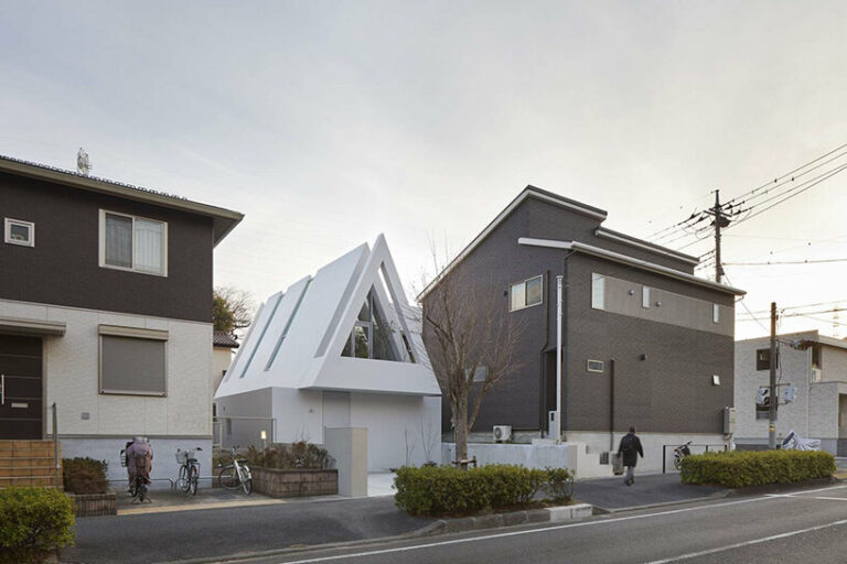 a triangular atrium crowns 'house in yokohama' by airhouse