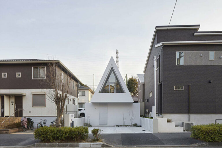 a triangular atrium crowns 'house in yokohama' by airhouse