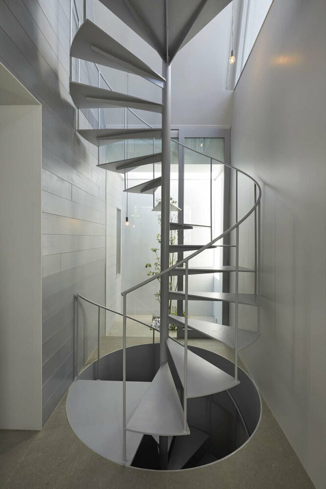 a triangular atrium crowns 'house in yokohama' by airhouse