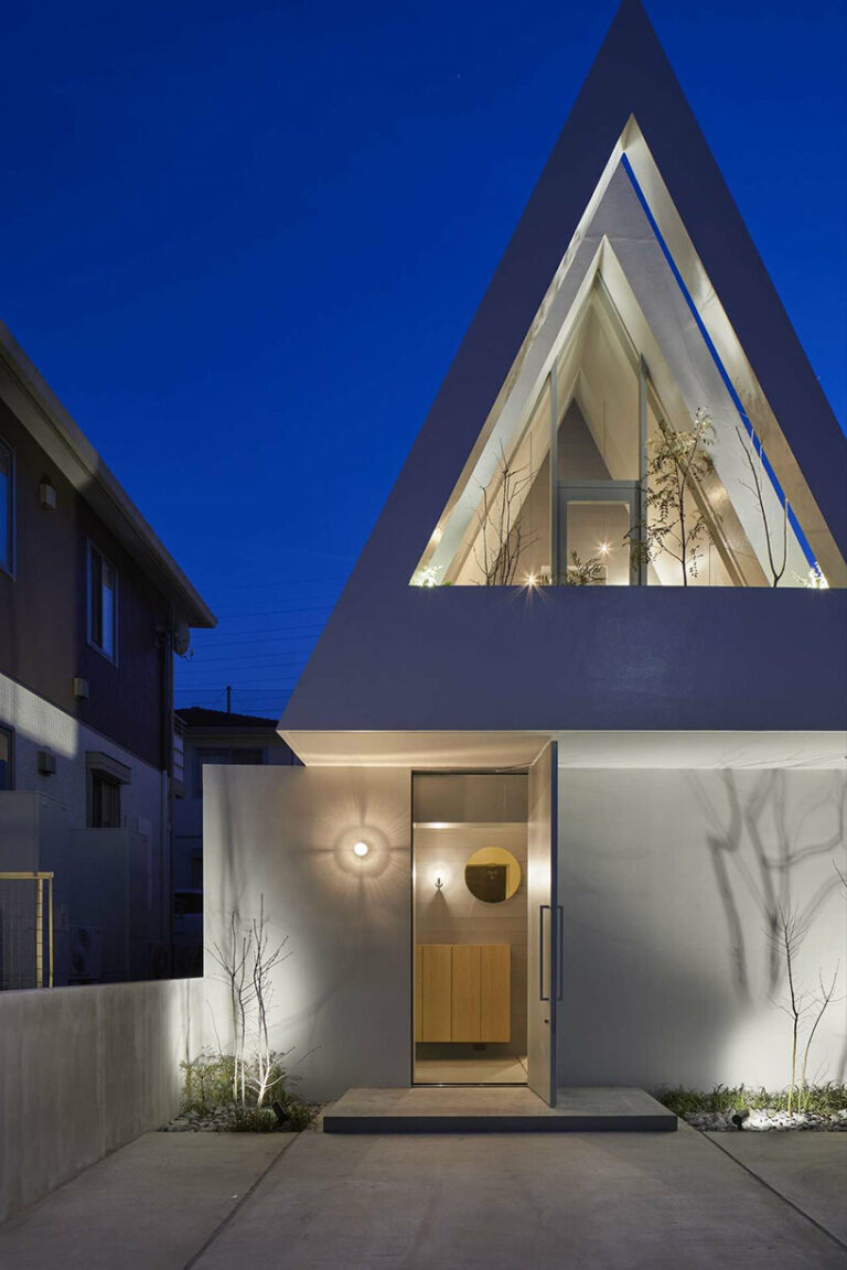 a triangular atrium crowns 'house in yokohama' by airhouse