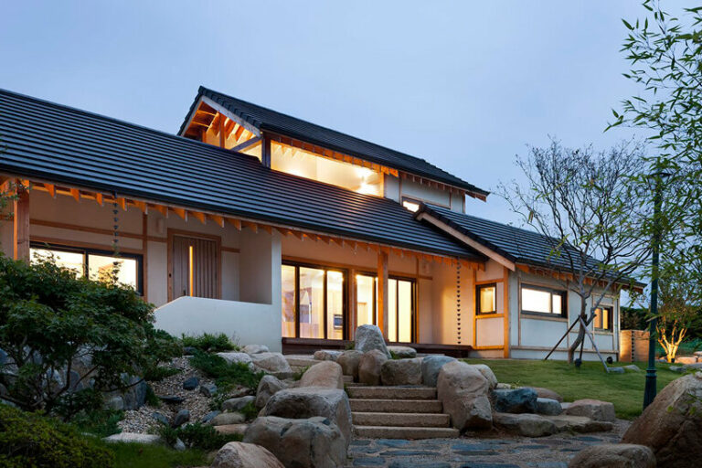 studio_GAON frames korean mountains through wooden hanok