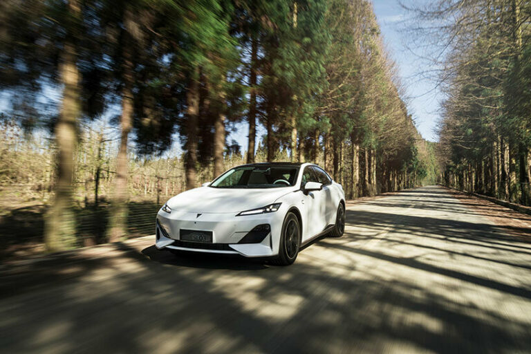 minimalist, aerodynamic changan deepal SL03 EV opens digitized cockpit