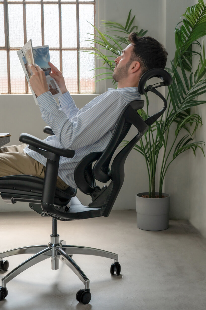 SIHOO doro-C300 ergonomic office chair mimics curves of human form