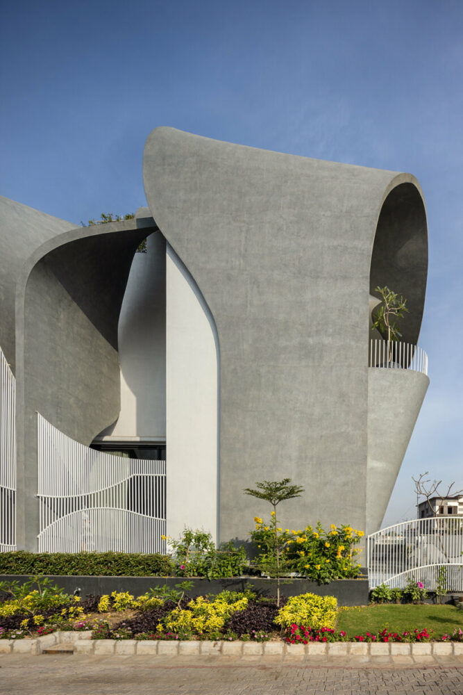 concrete ribbon wraps around studio ardete's residence in india