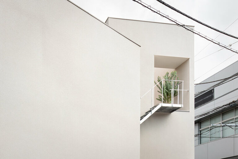 'ONE' house by ambientdesigns unveils multifaceting rectangles