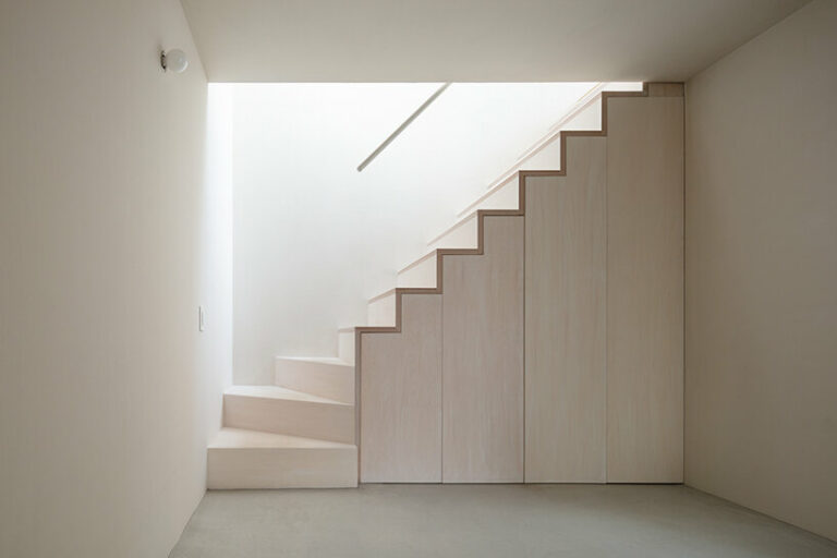 'ONE' house by ambientdesigns unveils multifaceting rectangles