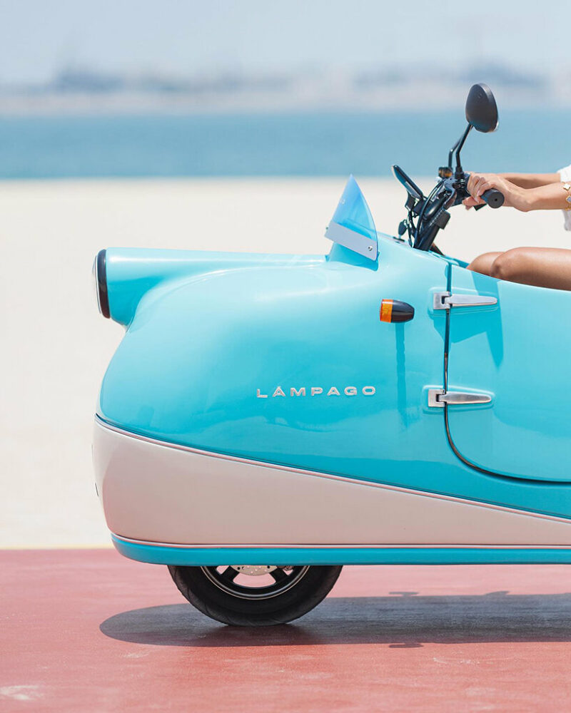 lámpago e-trike pairs vintage design with digital riding technology