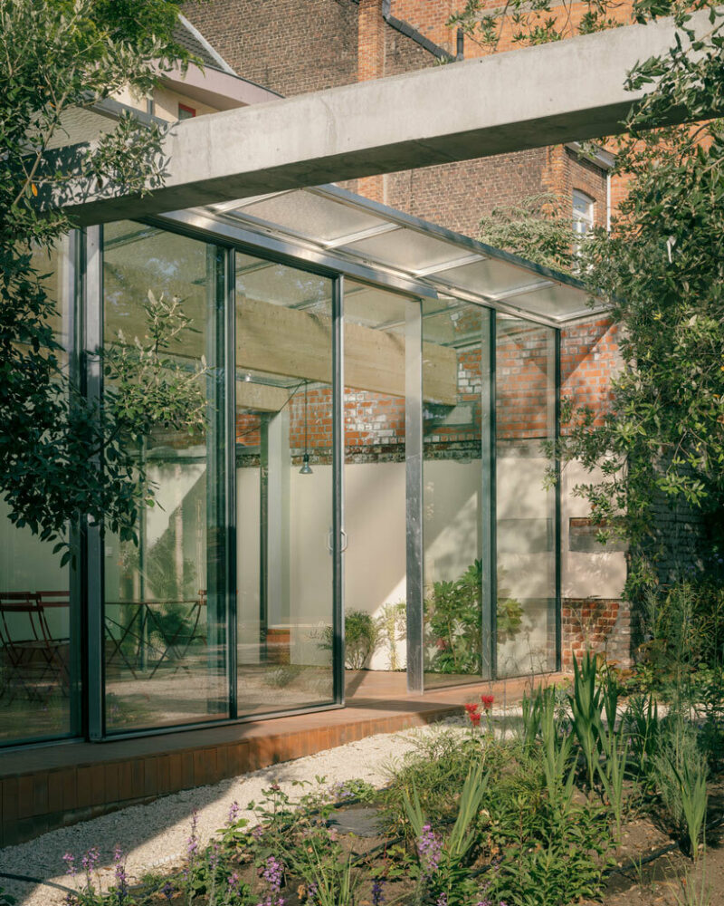 machteld d’hollander's 'martelaar house' is a tropical oasis in ghent