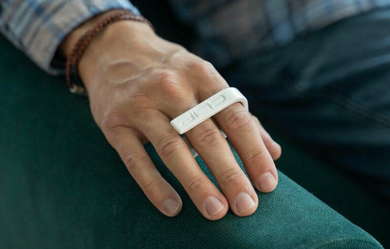 clip mouse can be worn around your fingers, like a ring