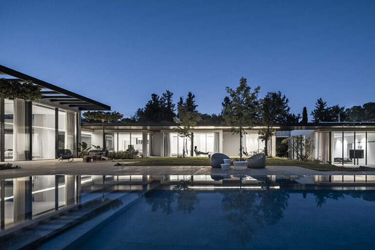 a floating concrete beam wraps around raz melamed's Z3 house