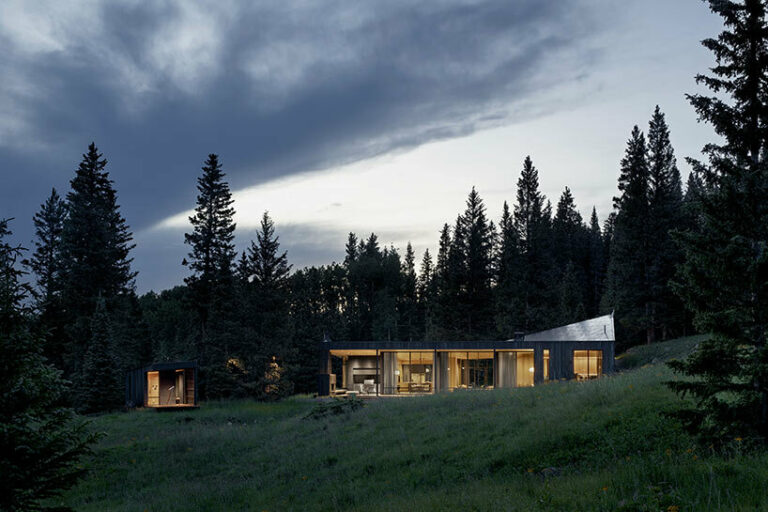 CCY architects hides this DNA alpine cabin in the colorado rockies