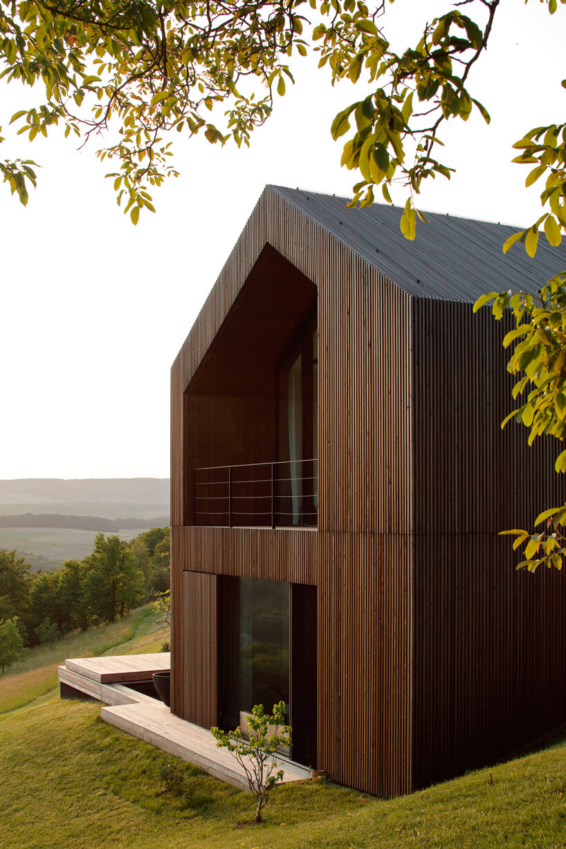 two intersecting saddle roofs shield DMAA's house f in slovenia