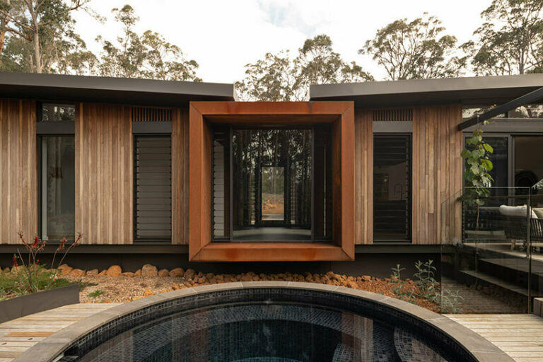 spotted gum-clad 'treehouse' floats among australian woods