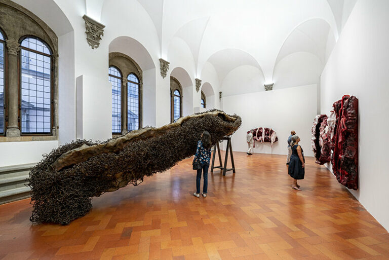 anish kapoor weaves 'untrue' and 'unreal' sculptural works into palazzo ...