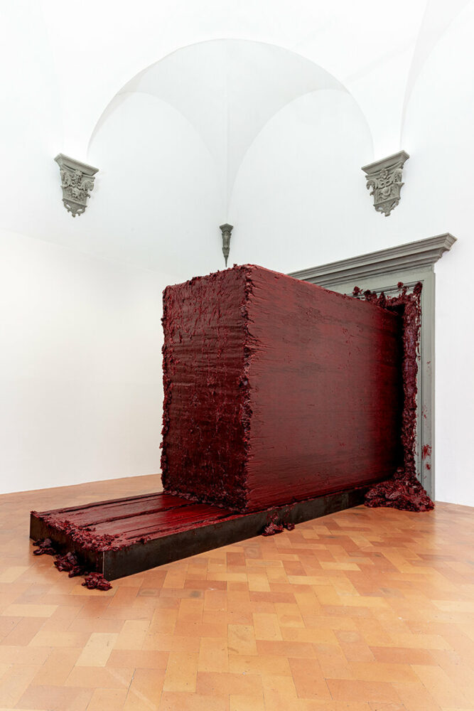 anish kapoor weaves 'untrue' and 'unreal' sculptural works into palazzo ...
