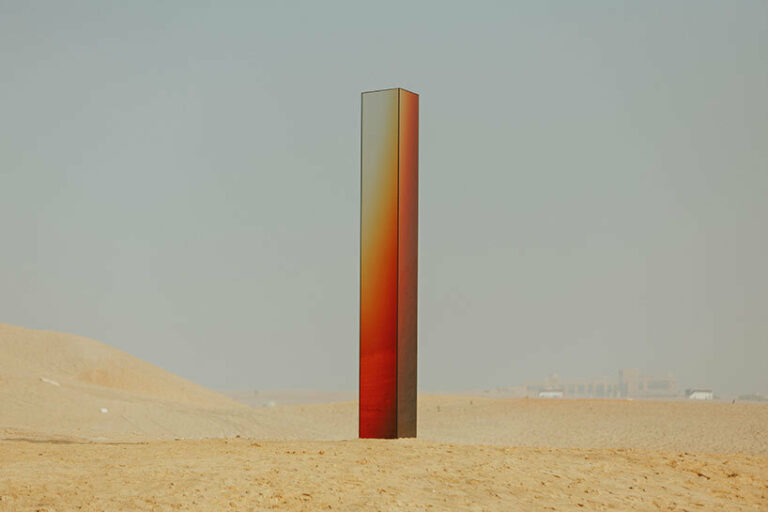 tour art d'égypte: a desert art show backdropped by giza pyramids