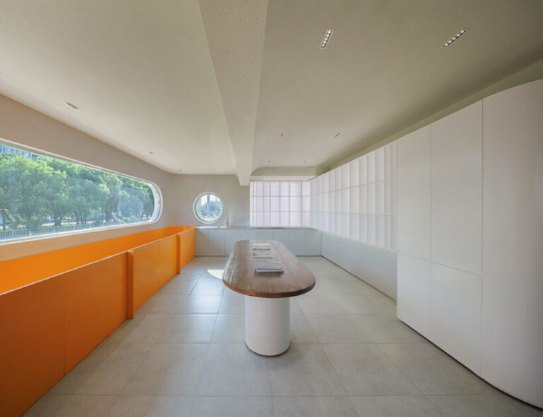 greater dog architects' renovated 5 X 7 building in china