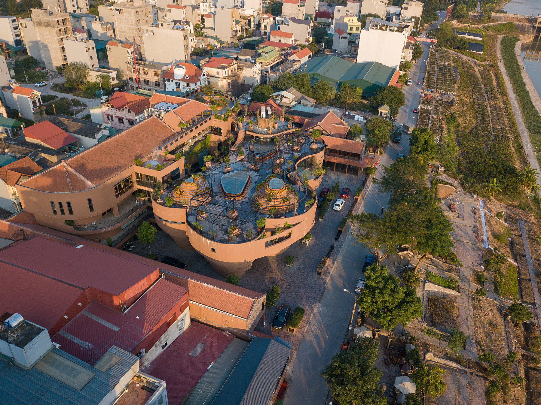 1+1>2 architects' pottery museum rises like a canyon in bat trang