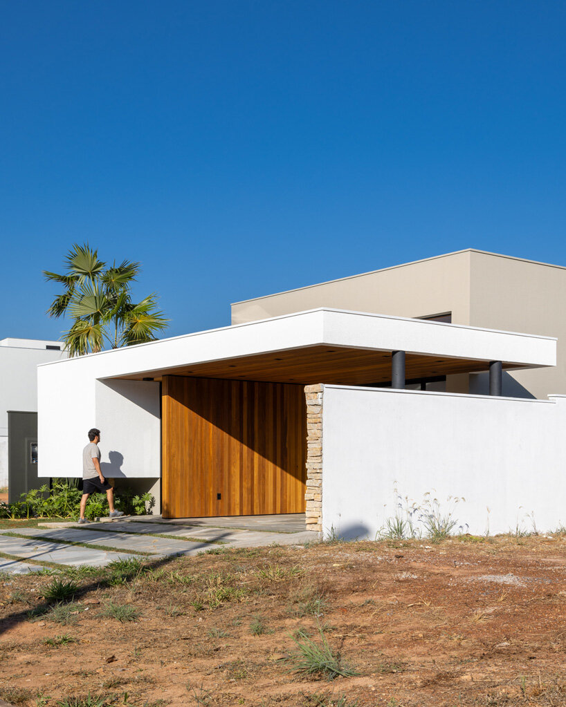 wood, stone and concrete craft ser_arquitetos' sunlit cerrado house in ...