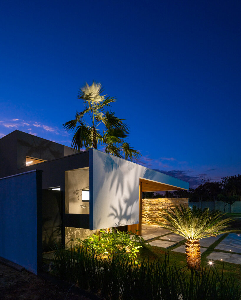 wood, stone and concrete craft ser_arquitetos' sunlit cerrado house in ...
