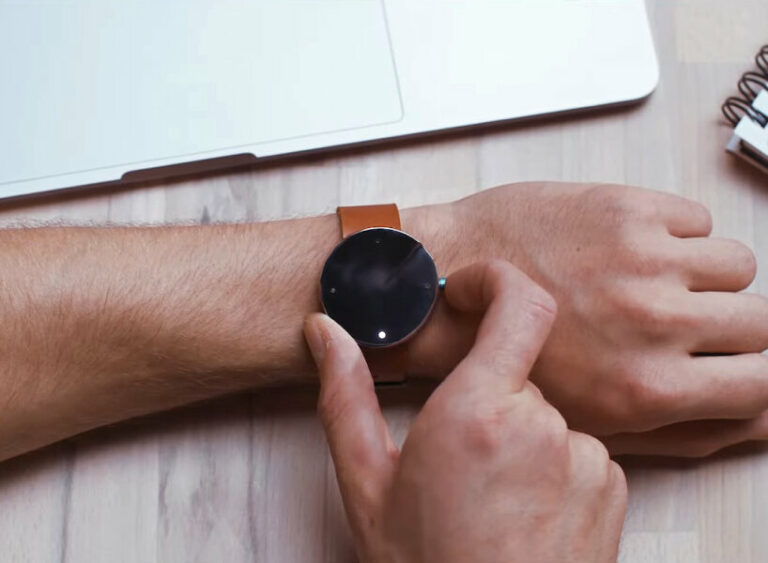 steel watch without hour markers vibrates to tell how many minutes passed