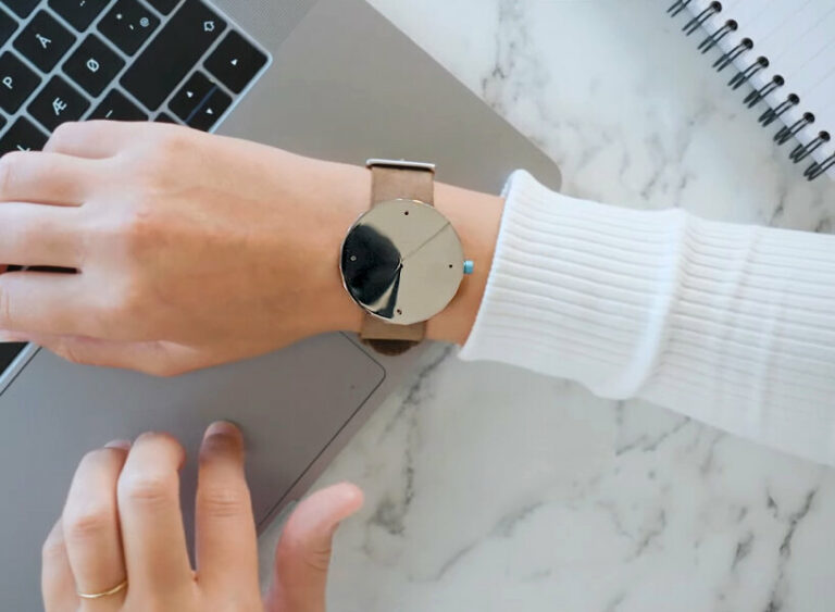 steel watch without hour markers vibrates to tell how many minutes passed