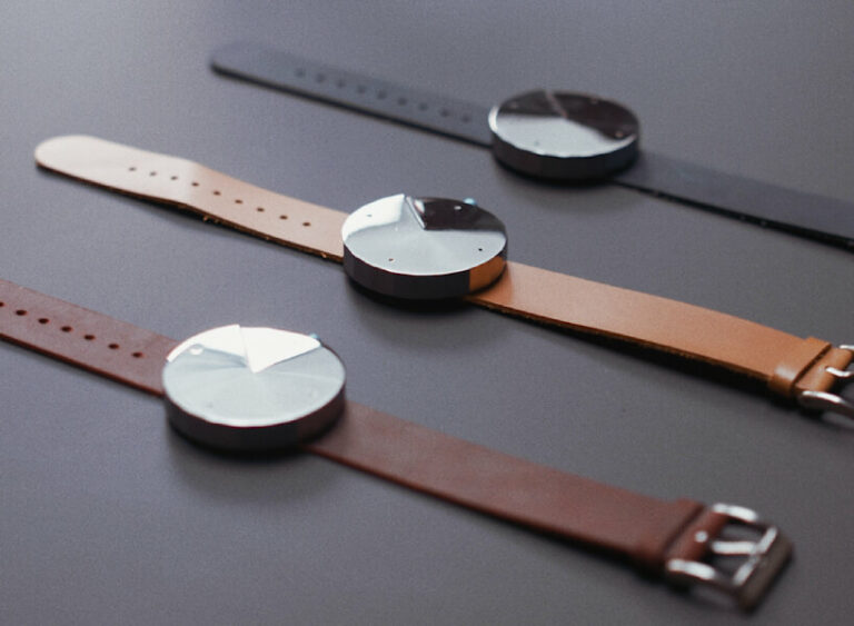 steel watch without hour markers vibrates to tell how many minutes passed