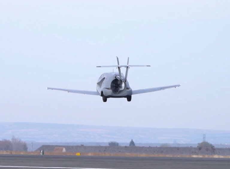 road-legal flying car 'switchblade' takes its successful first flight ...