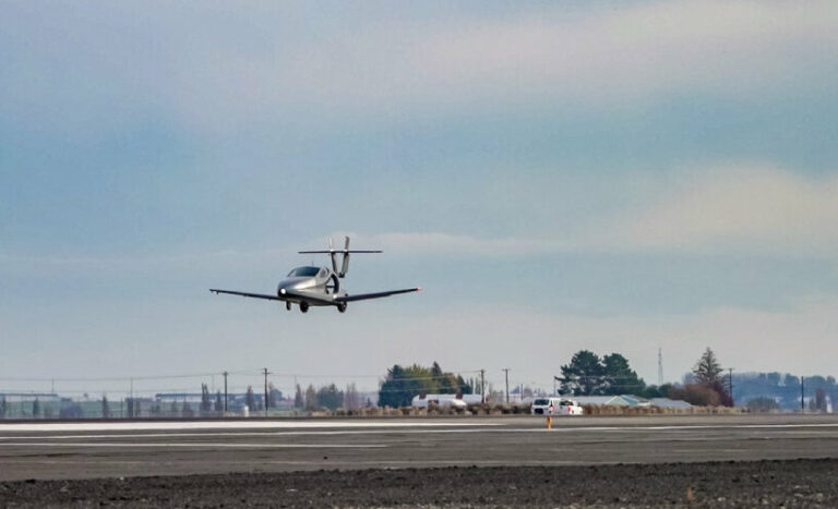road-legal flying car 'switchblade' takes its successful first flight ...