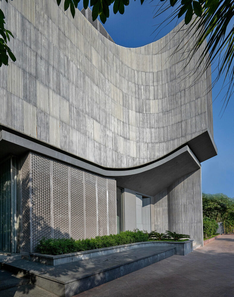 sanjay puri's screening facade infuses zen spaces in india with transparency and indirect light