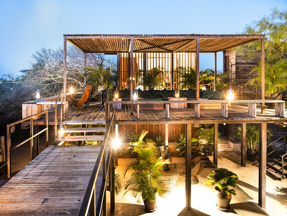 PAT.'s stilted falcon house is an ode to tropical modernism in kenya