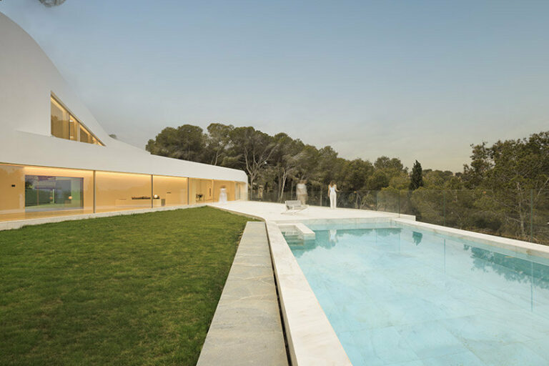 fran silvestre shapes this casa sabater by its sloping coastal site