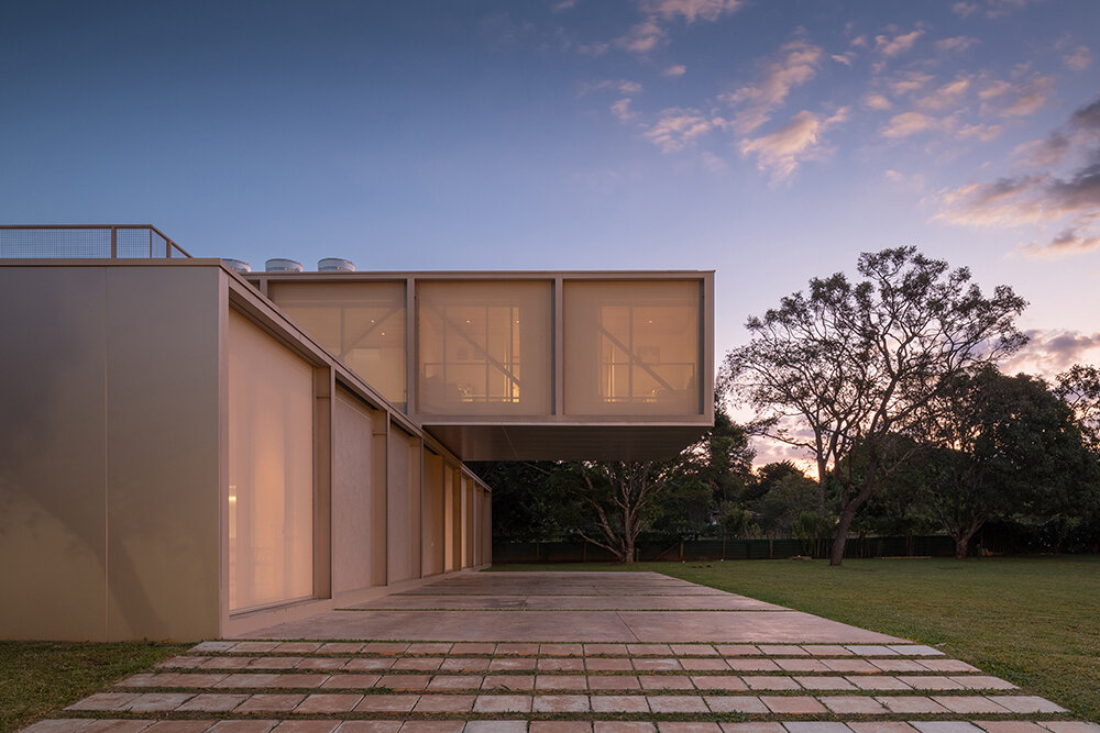 bloco arquitetos' 350 house rises as crosswise, sheer volumes in brazil