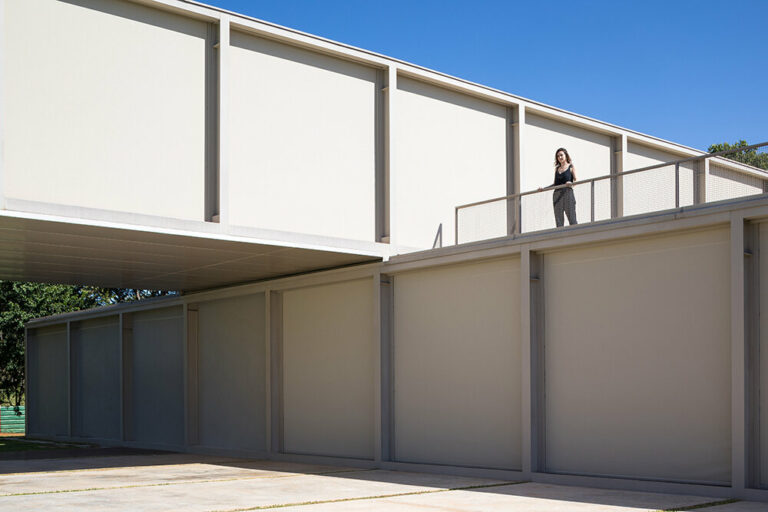 bloco arquitetos' 350 house rises as crosswise, sheer volumes in brazil