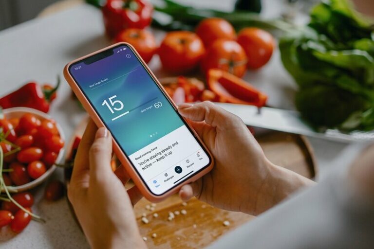 lingo app-sensor system by abbott tracks glucose spikes and dips