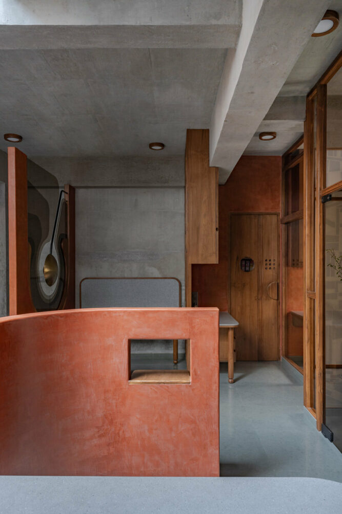 warm hues adorn design ni dukaan's sculptural office in india