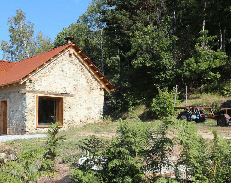 officina82 renovates abandoned rye barn in the italian alps