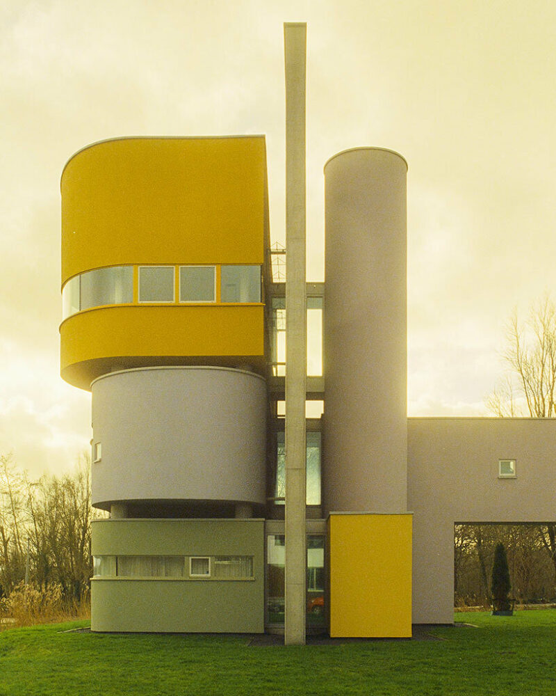vibrant postmodernism: david altrath captures wall house no. 2 in the ...