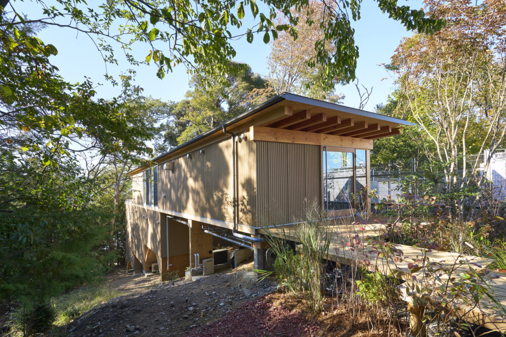 OHArchitecture embeds stepped camma villa and office onto sloping site ...