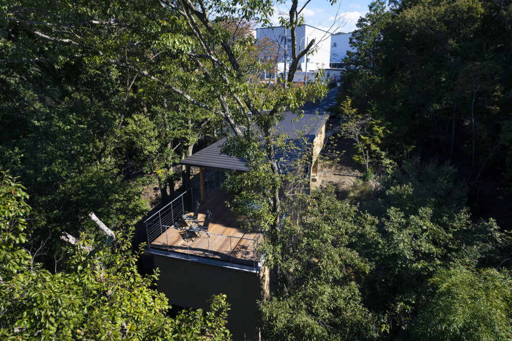 OHArchitecture embeds stepped camma villa and office onto sloping site ...