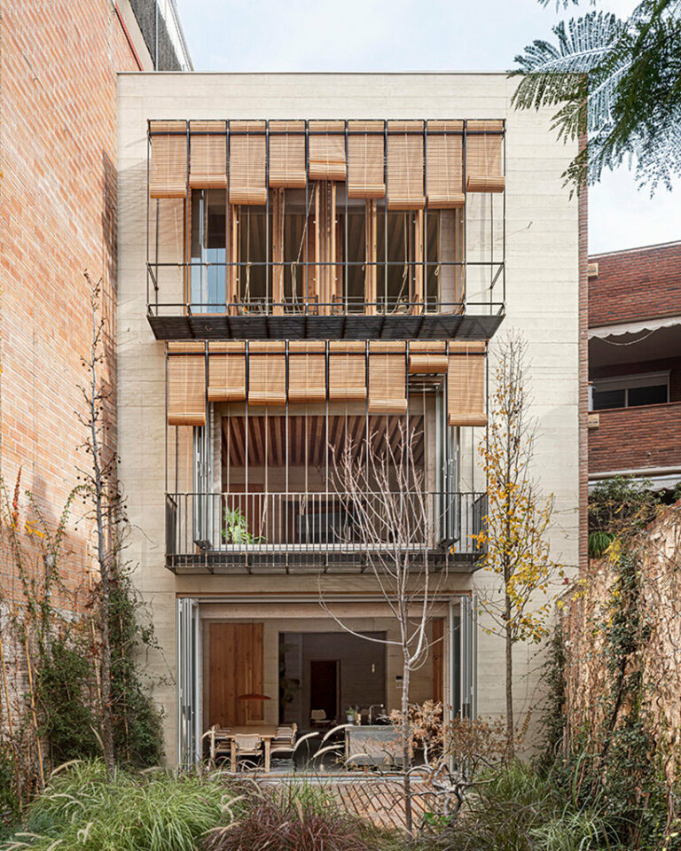 casa 1736: HARQUITECTES designs modern atrium and cloister