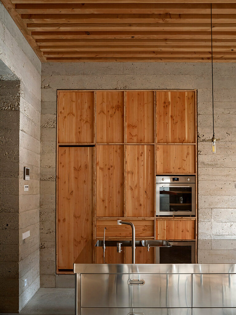 casa 1736: HARQUITECTES designs modern atrium and cloister