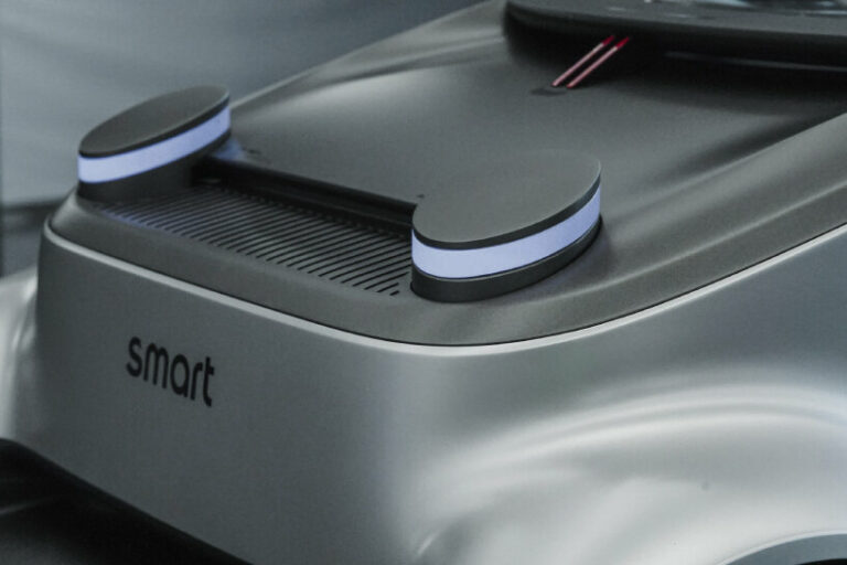 ‘smartchitecture’ is a driverless aluminum car with circular cabin and round transparent roof