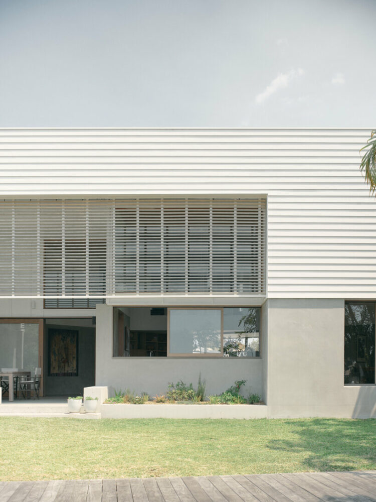 ribbed timber screens protect australian house from subtropical sun and ...