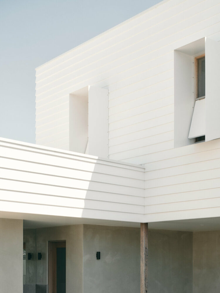 ribbed timber screens protect australian house from subtropical sun and ...