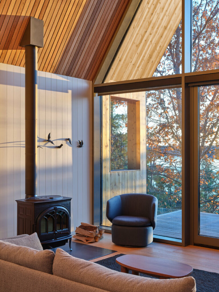 dubbeldam's cottage in canada woodlands unfolds across two split gables