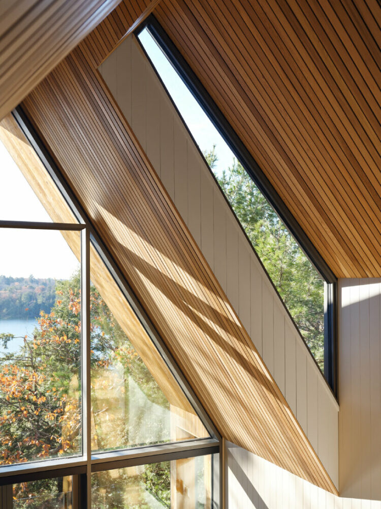 dubbeldam's cottage in canada woodlands unfolds across two split gables